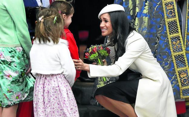 Meghan, de blanco en su primer acto oficial con Isabel II | El Diario Vasco