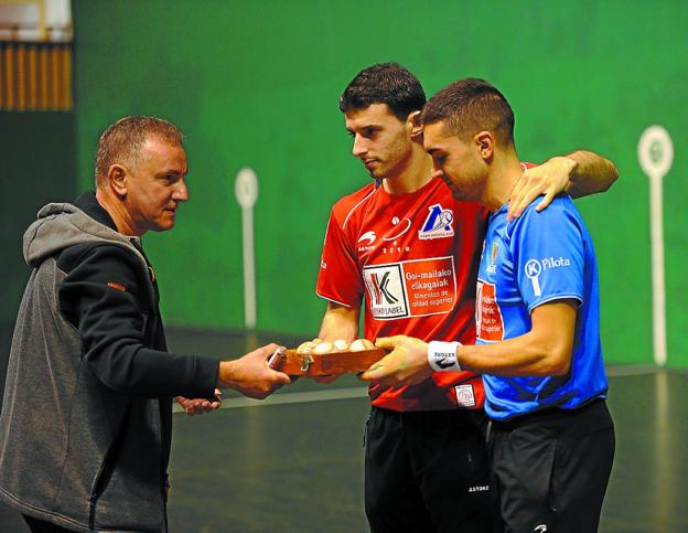 Pelota Vasca Mejor traspasar la presión al vecino | El Diario Vasco