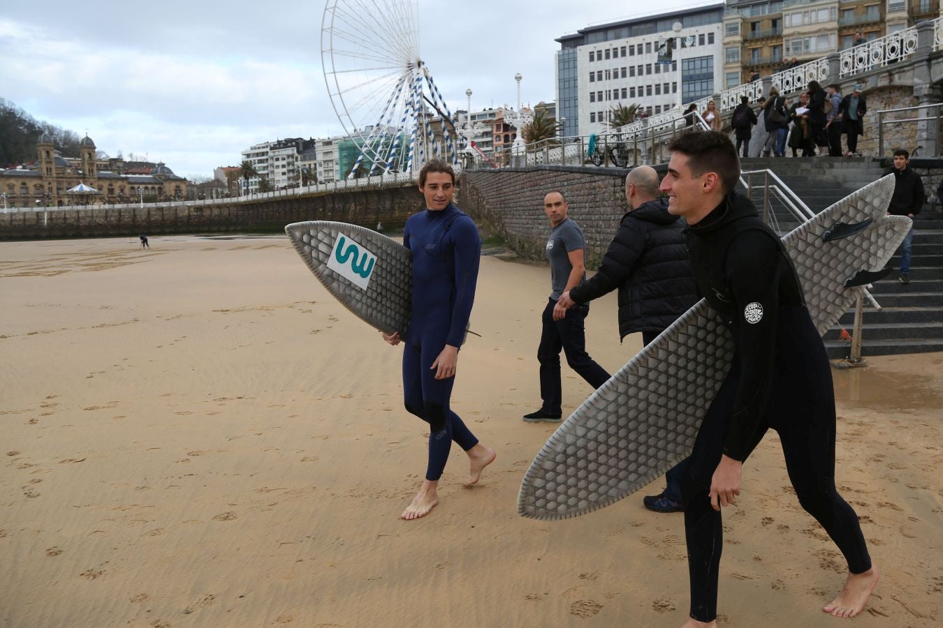 Fotos: Tablas de cartón para cabalgar sobre las olas | El Diario Vasco
