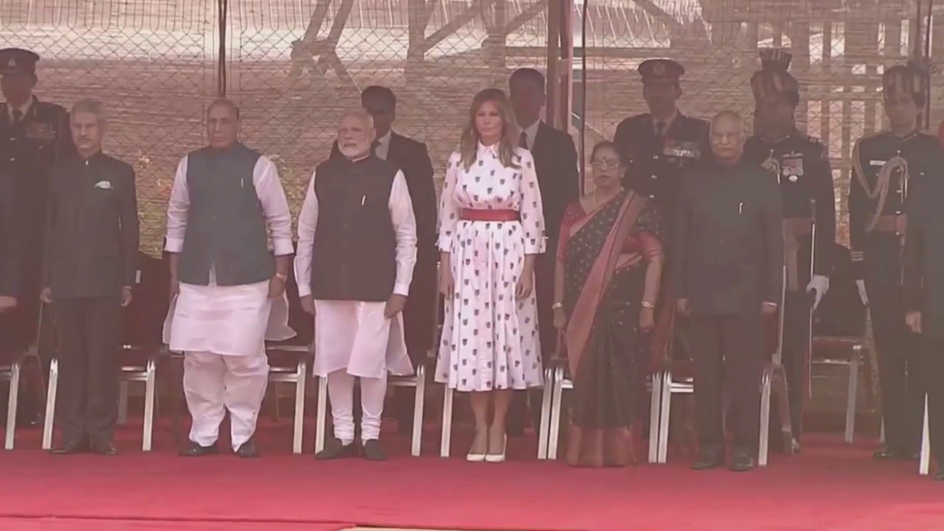 Melania escoge a Carolina Herrera para su segundo look en la India | El ...