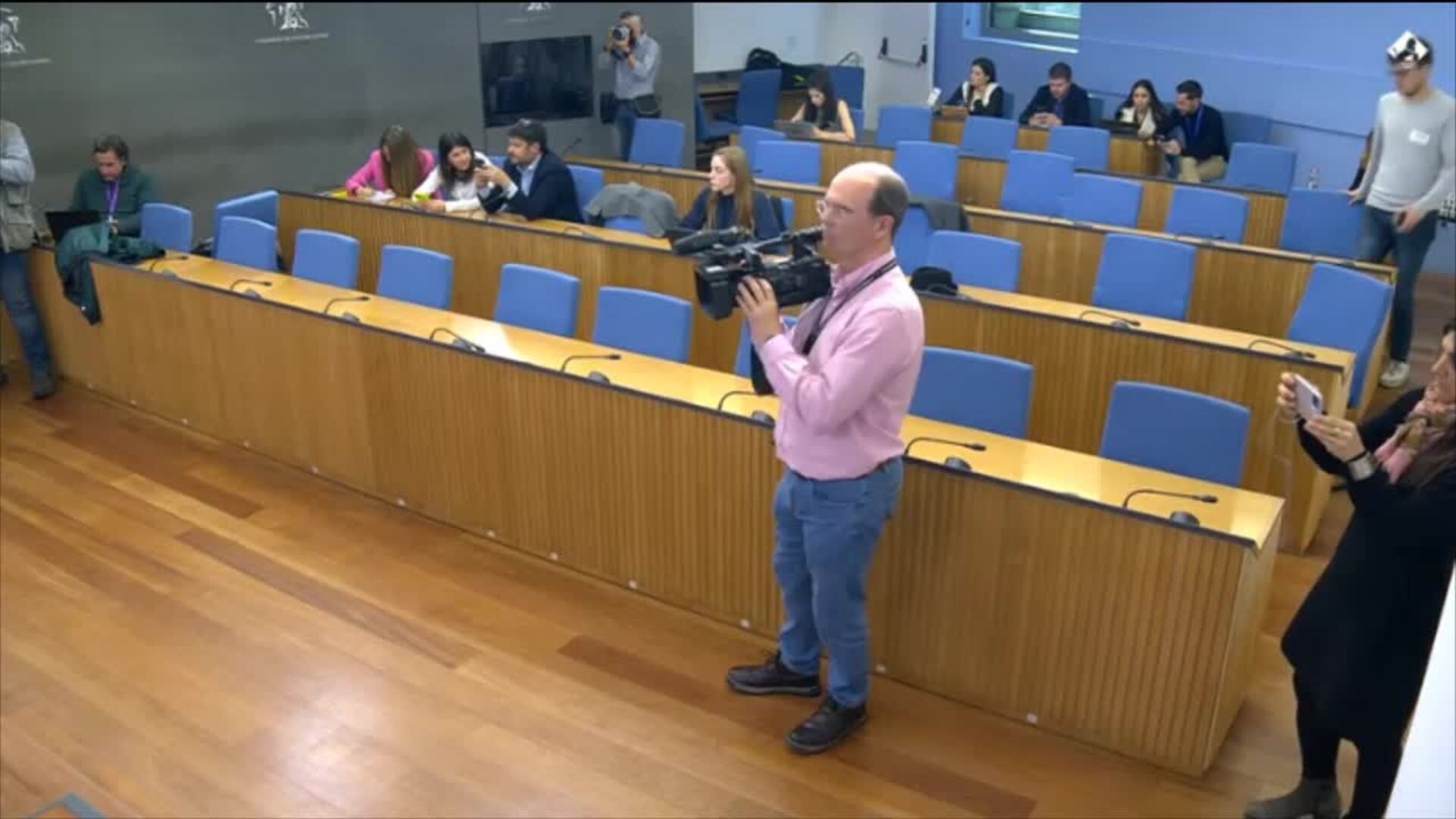 Nogueras aparta la bandera de España en la sala de prensa del Congreso | El Diario Vasco