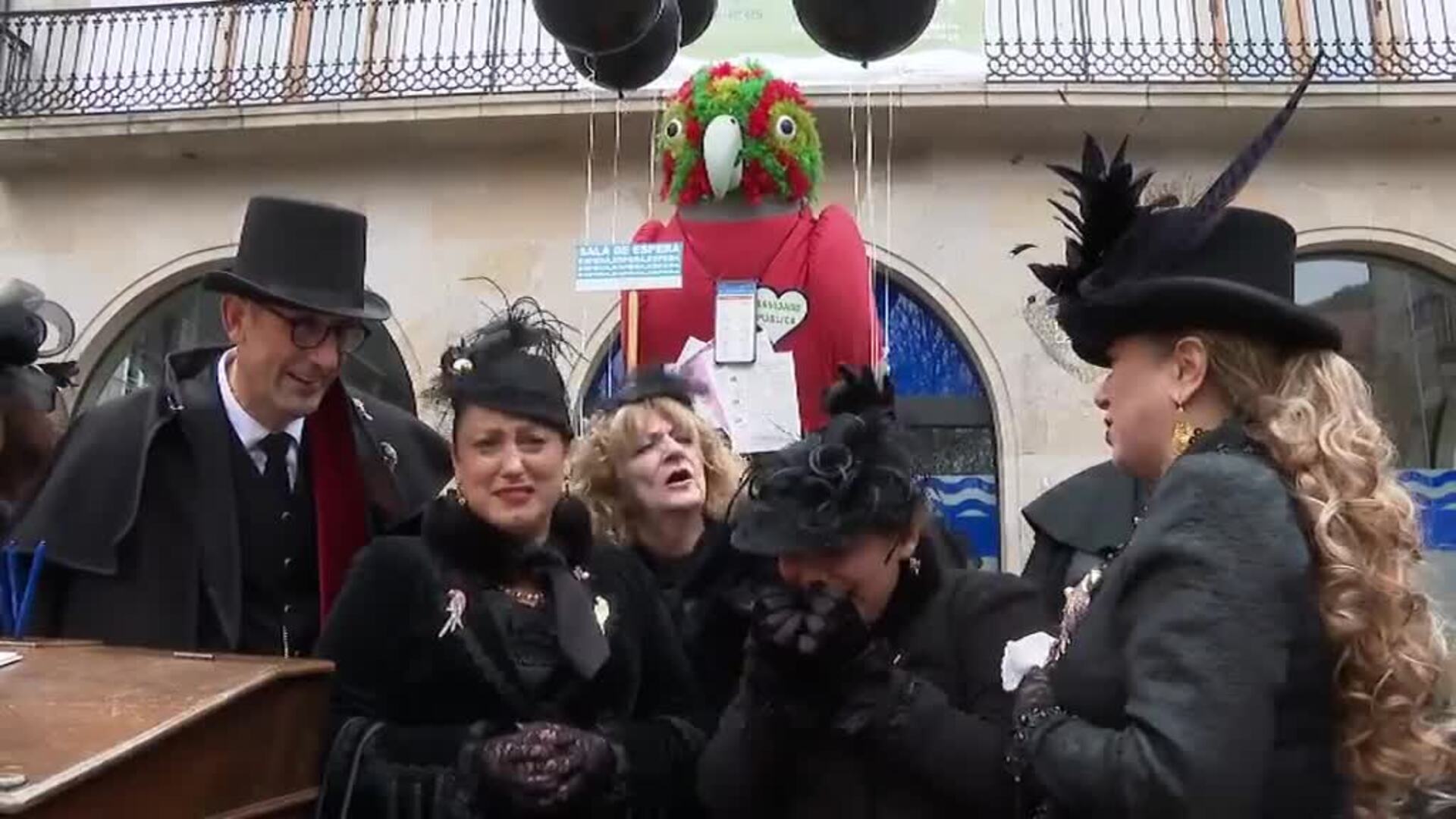 Pontevedra se despide del carnaval con el entierro de su loro Ravachol ...