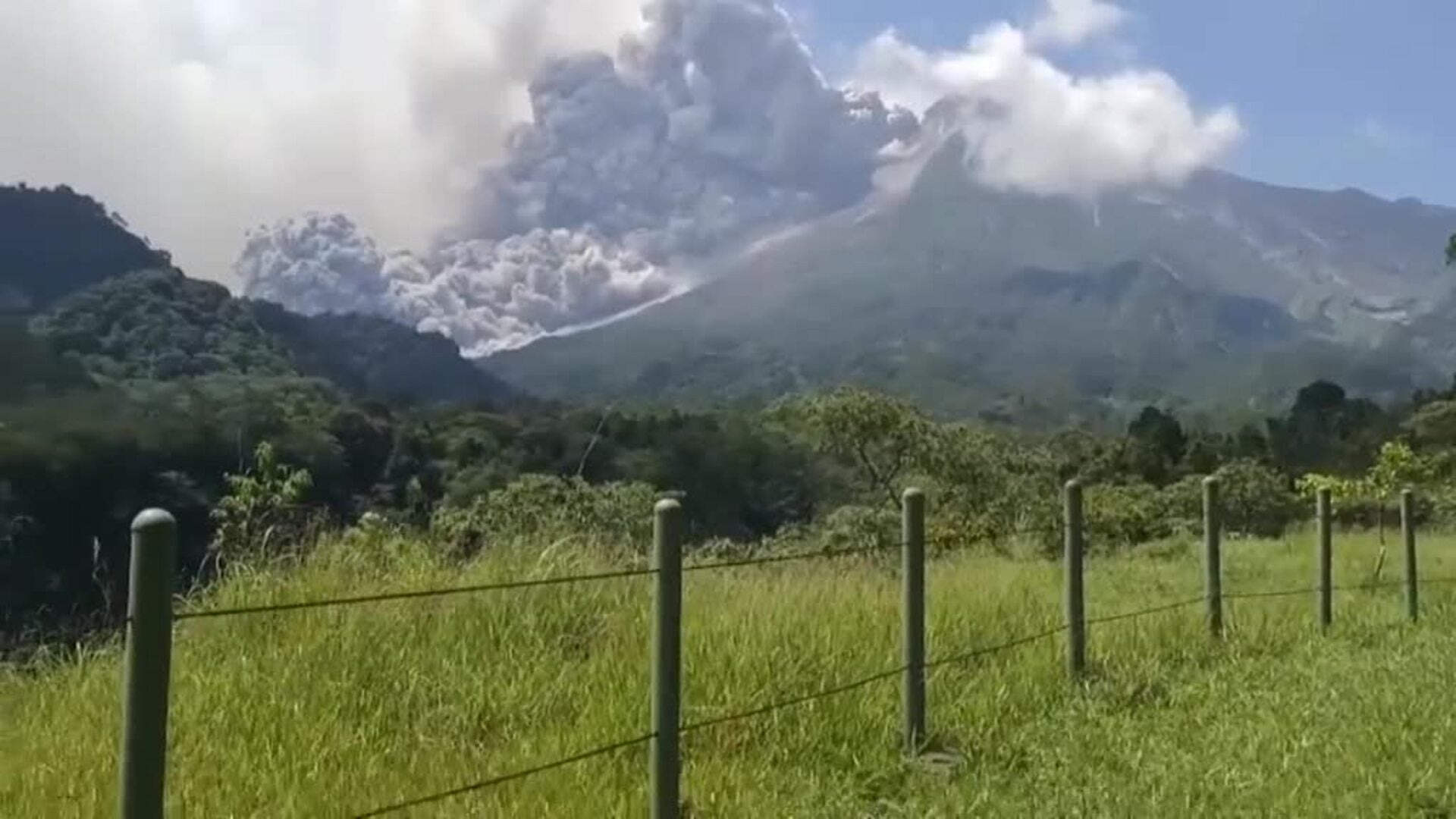El volcán Merapi entra en erupción en Indonesia causando una columna de ...